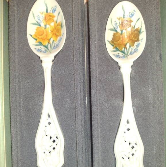 Avon | Other | Vintage 988 Porcelain Spoon Collection New In Box From ...